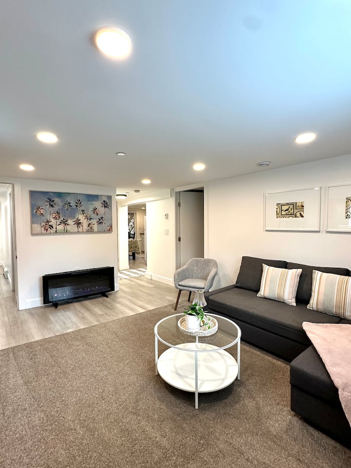 2br East Van Home Base  Walk To Fraser - Vancouver