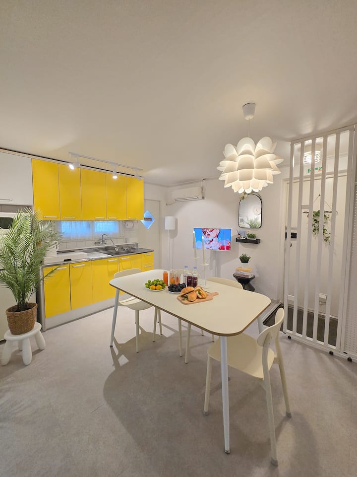 공항직행버스｜홍대 인접｜상수·합정｜망원시장•동대문 | 라지킹 침대｜6인 독채 | 합법숙소 - Seoul