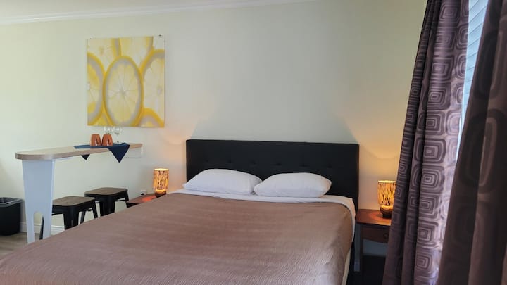 Lake View Bedroom In Yarmouth - Yarmouth