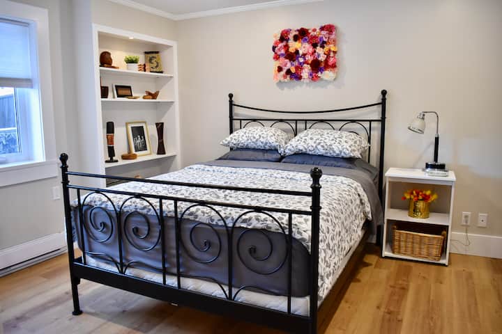 North Shore Spacious, One Bedroom Private Suite - Mount Seymour