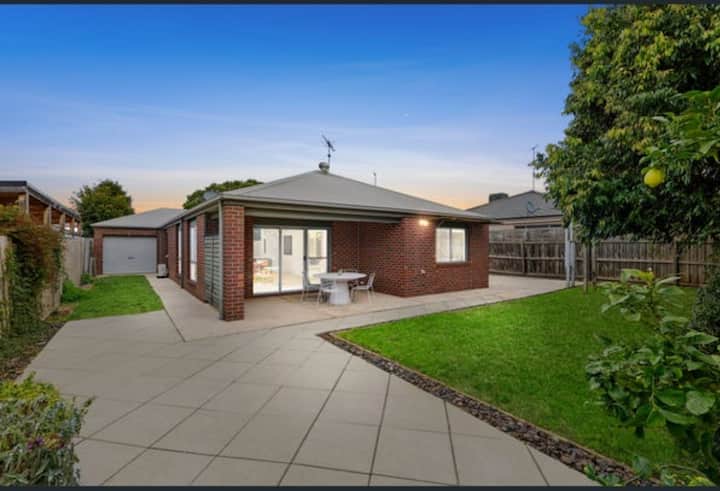 Spacious And Comfortable Home In Ocean Grove - Queenscliff