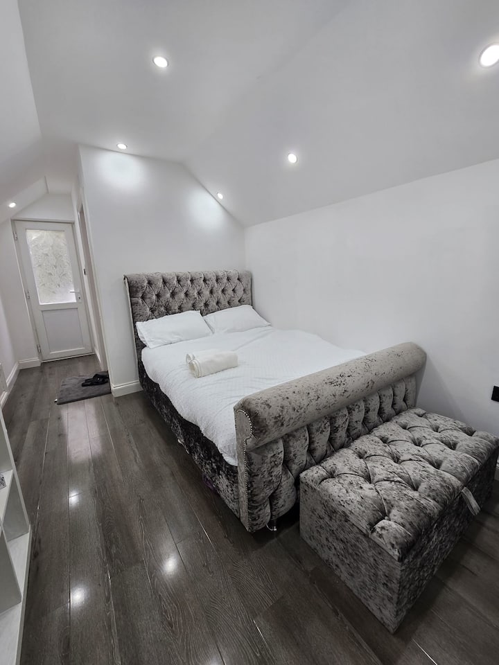 Bed Room With Attached Bathroom. - Cardiff