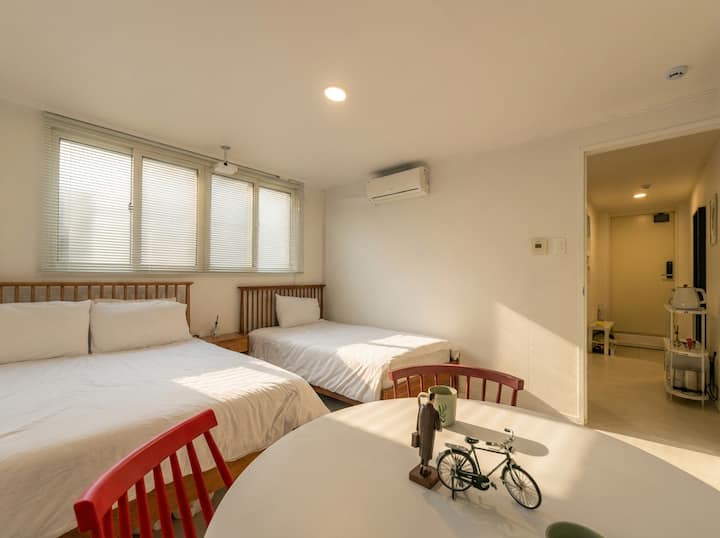 2&9호선 도보 3분/ 공항버스 2분/ 서울시청 17분/ 무료 짐 보관/ 정식 등록 숙소 - Seoul Gimpo Airport (GMP)