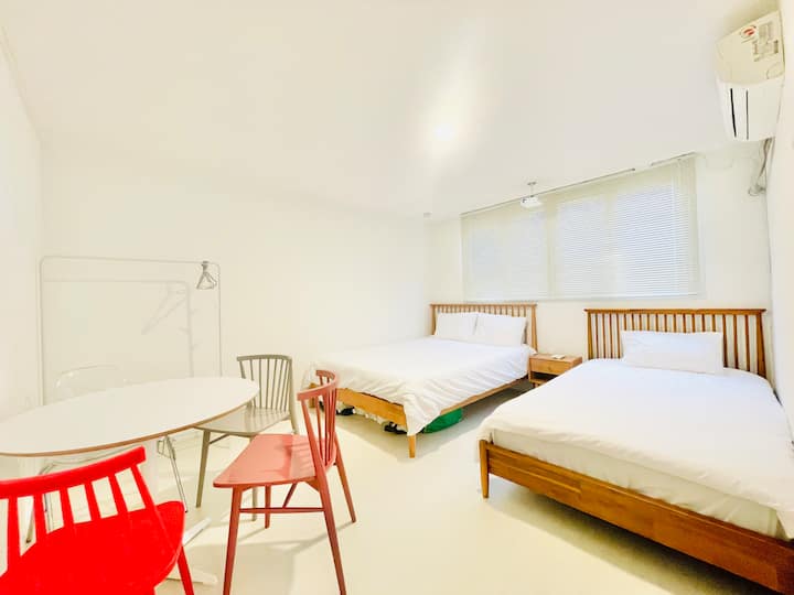 도보 3분 2&9호선/ 홍대입구 4분/ 공항버스 정류장 2분/ 깨끗한 숙소 - Seúl