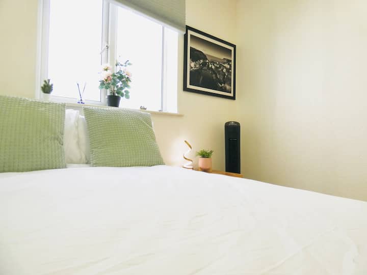 The Dockside Den – Bright 1-bed By The Sea - Whitstable