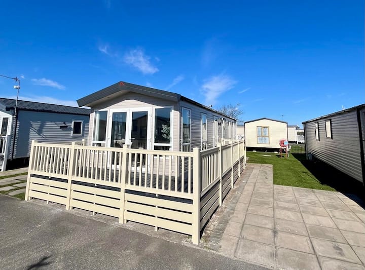 Luxury 6 Berth Pet Friendly Caravan Lyons Winkups - Towyn