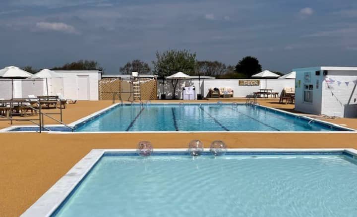 Chalet Retreat With Outdoor Pools Close To The Sea - Selsey
