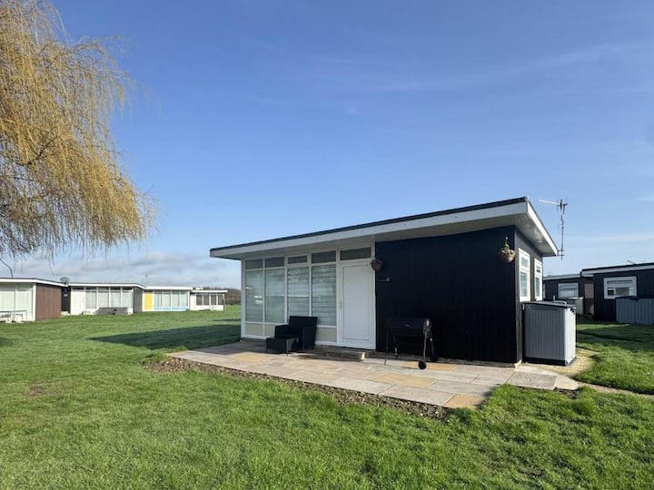 Chalet Retreat With Outdoor Pools Close To The Sea - Selsey
