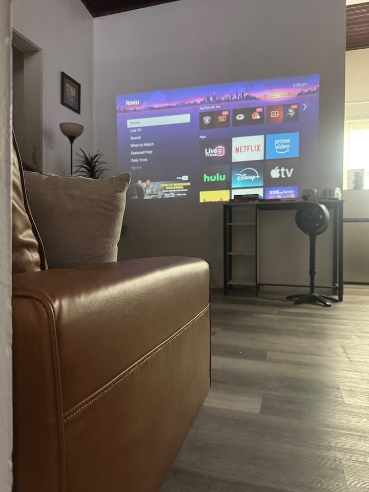 Cozy Loft Apartment With Projector Setup - Illinois