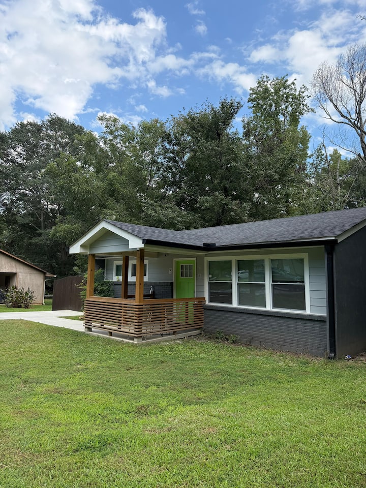 Warm & Inviting Riverdale Home - Riverdale, GA