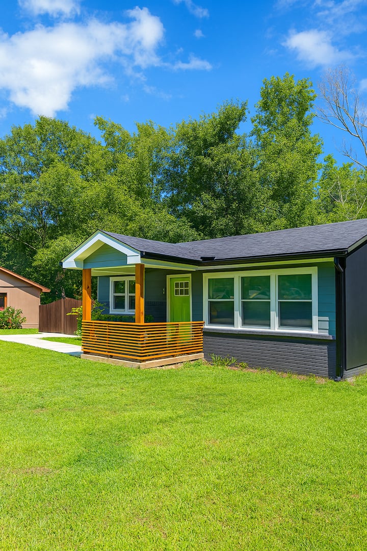 Warm & Inviting Riverdale Home - Riverdale, GA