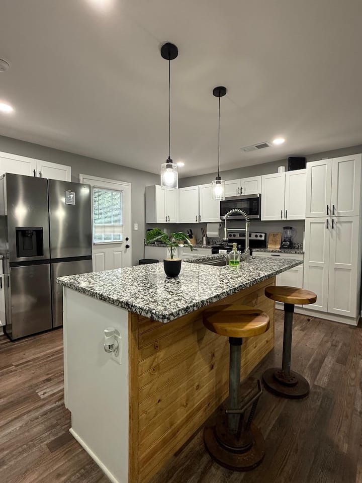 Warm & Inviting Riverdale Home - Riverdale, GA