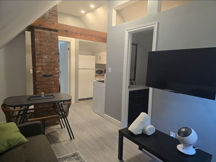 Modern Home - Walk To Falls/casino | Private Deck - Niagara Falls