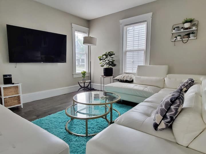 Cleveland Group Retreat W/ Game Room! Sleeps 15 - Cleveland, OH