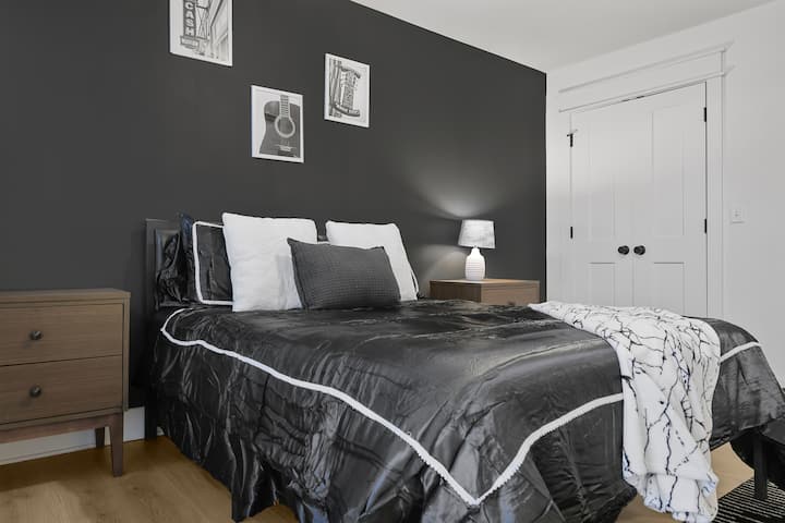 East Nash 4bd W/ Rooftop! Parking! 10 Min To Dt! - Nashville