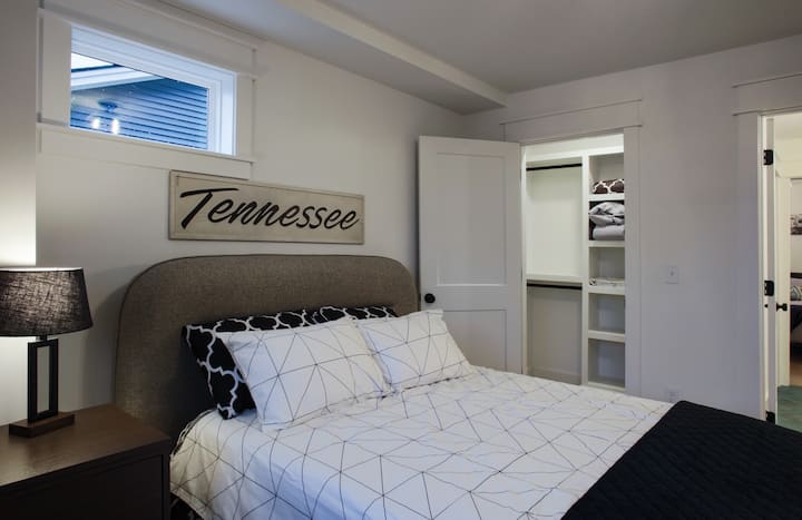 East Nash 4bd W/ Rooftop! Parking! 10. Min To Dt! - Nashville, TN