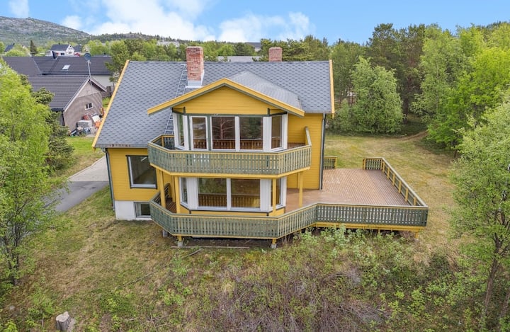 Sentral Og Romslig Villa - Alta