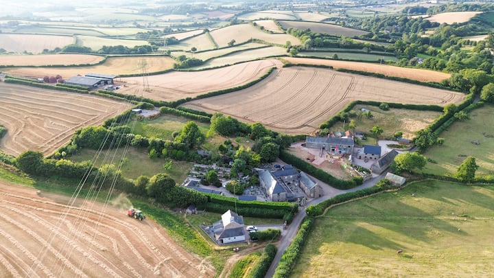 Devon Farmhouse Holiday For 12 - Totnes
