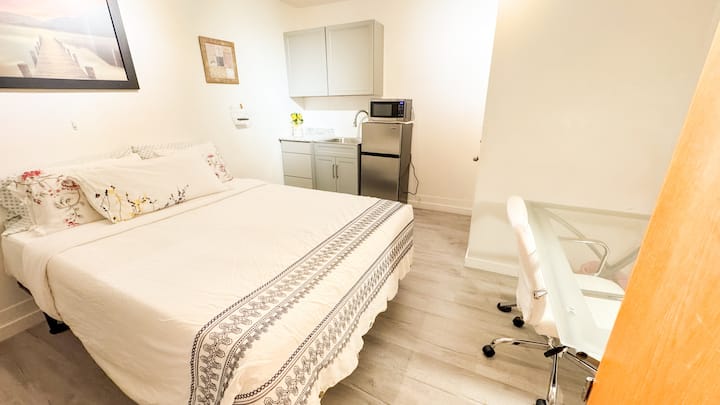 Walk To Waterfront With 
 Full Bath & Kitchenette - Tacoma, WA