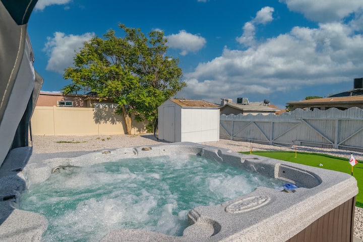 King Beds • Jacuzzi • Mini Golf • Pets Welcome - North Las Vegas, NV