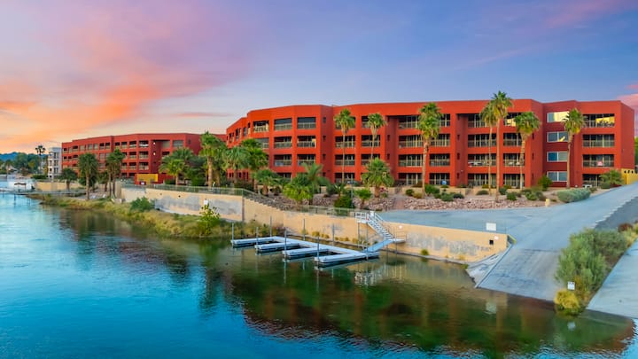 Luxury Riverfront Condo Launch-dock-pool-spa - Laughlin, NV