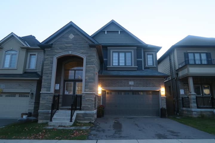 The Hideaway - Cozy 2br Suite With Laundry - Brantford