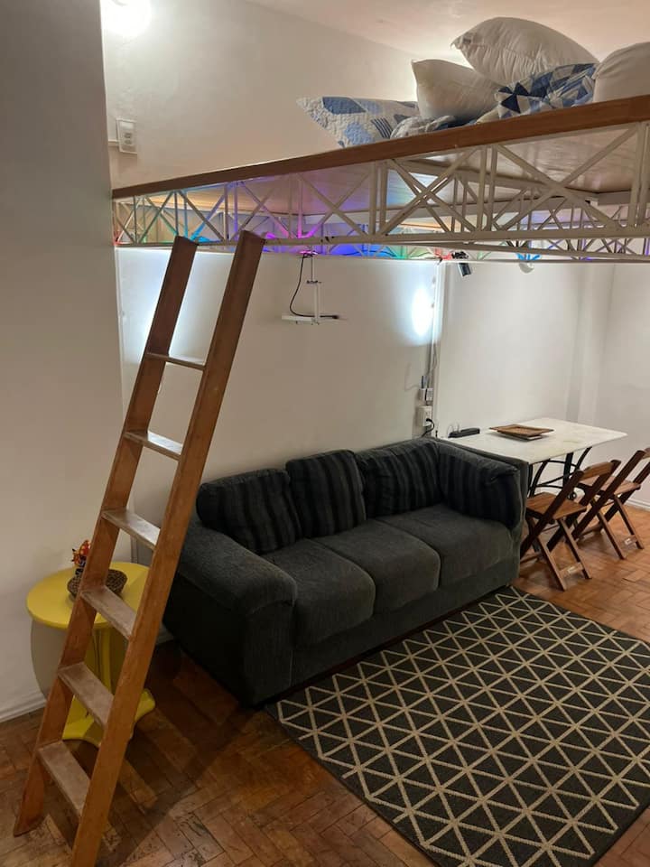 Aconchego Central: Apê Com Mezanino E Portaria 24h - Glória