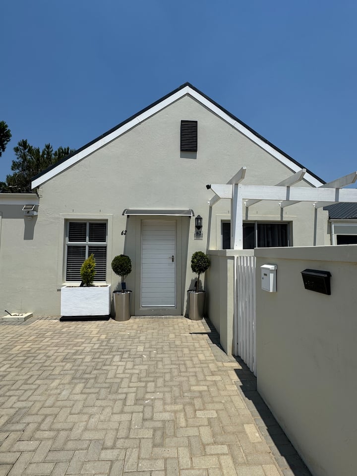 Avalon - 4 Bed 4 Bath House In 24/7 Secure Estate - Stellenbosch