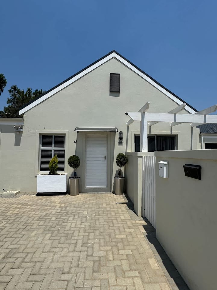 Avalon - 4 Bed 4 Bath House In 24/7 Secure Estate - Stellenbosch