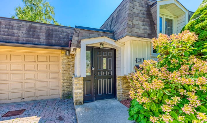 Stylish Suburban 2br Bungalow - Oakville