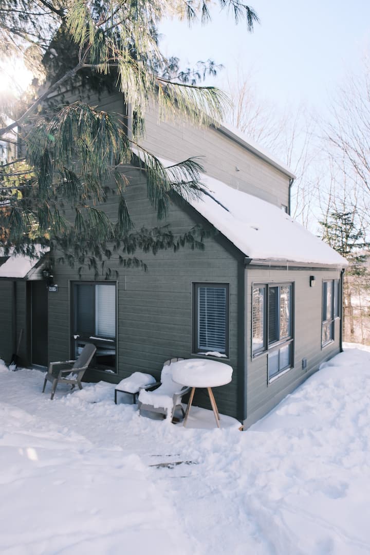 Walk To The Slope | Ewitchi Lodge Tremblant - Mont-Tremblant