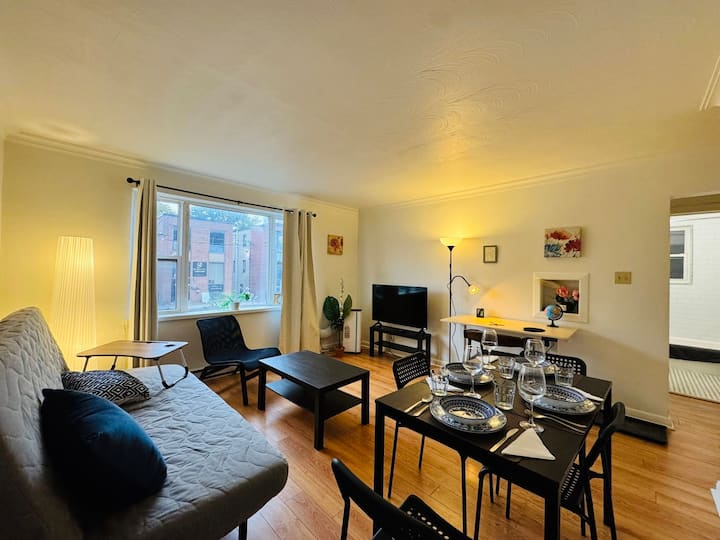 Sunny Unit Vibrant Area, Parking, Close To Subway - Toronto