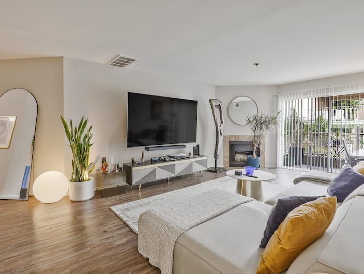 Chic & Bright Hollywood Getaway - Los Angeles, CA