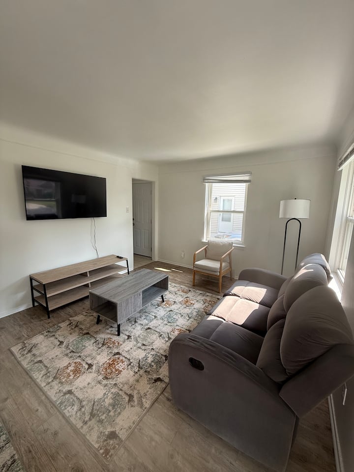 Cozy 2 Br Home | Laundry, Basement & Garage - Birmingham, MI