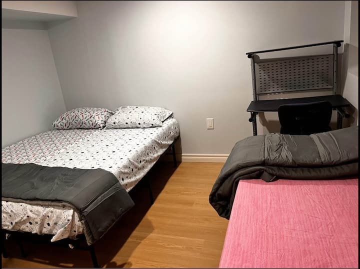 One Bedroom One Bathroom Bedroom - カナダ ピーターバラ