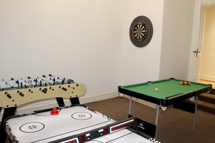 A Four Bedroom House With Games Room In Yorkshire - West Yorkshire