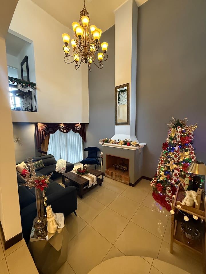 Casa Cercana A Cayala Y  Embajada Estados Unidos - Mixco