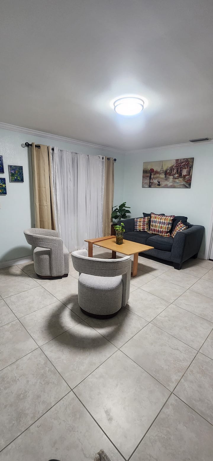 Acogedora Casa Cerca De Las Playas De San Pete - Pinellas Park, FL