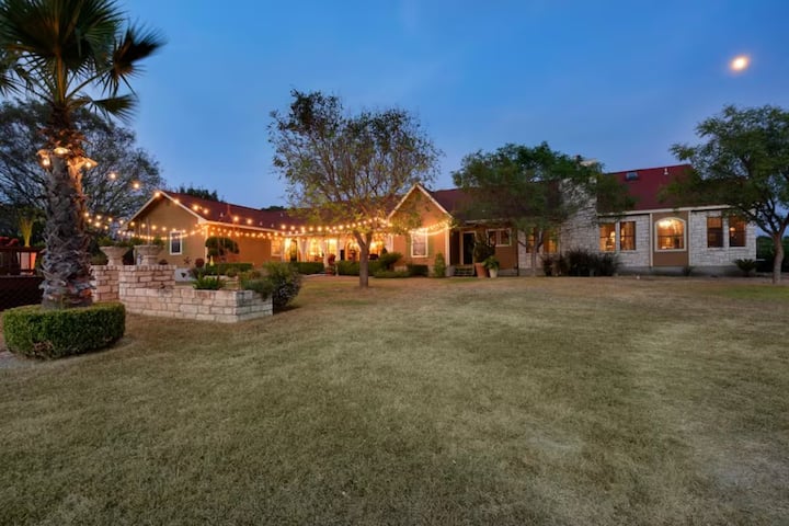 Serene Luxury Villa Stay - Kyle, TX