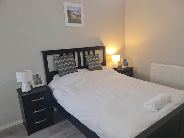 Guest Bedroom+ Private Bathroom - Bedford