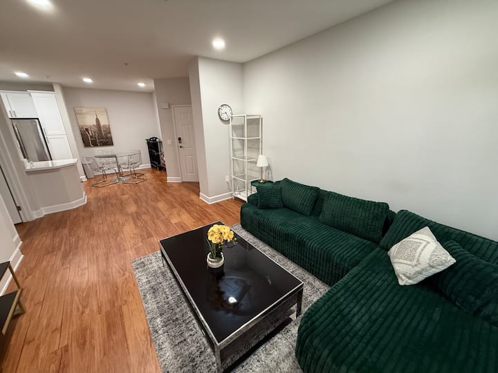 1br Apartment In Family Building-the Grove Area - Los Angeles, CA