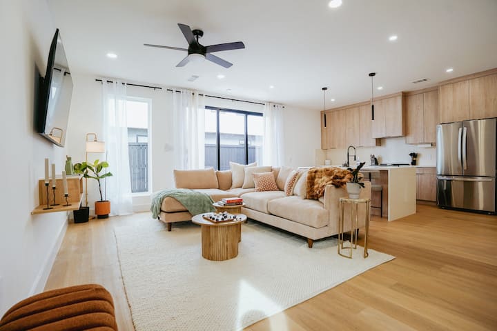 Modern Townhome Medical District + Downtown Dallas - Dallas, TX