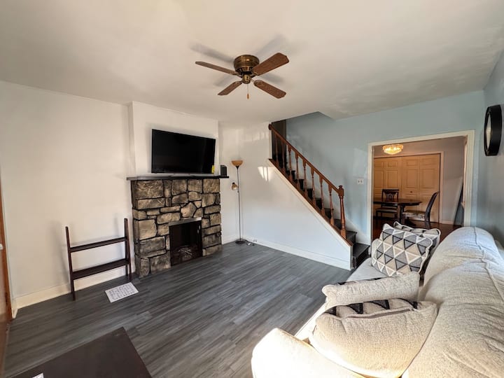 Cozy Two Bedroom Near The City - Oakdale, PA