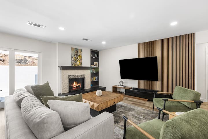 Sylmar Single Level Home | Hilltop | Piano | Gated - San Fernando, CA