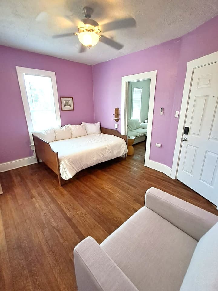 Windrose: Breezy Cozy Upstairs Nook Near Main - Iowa State University, Ames