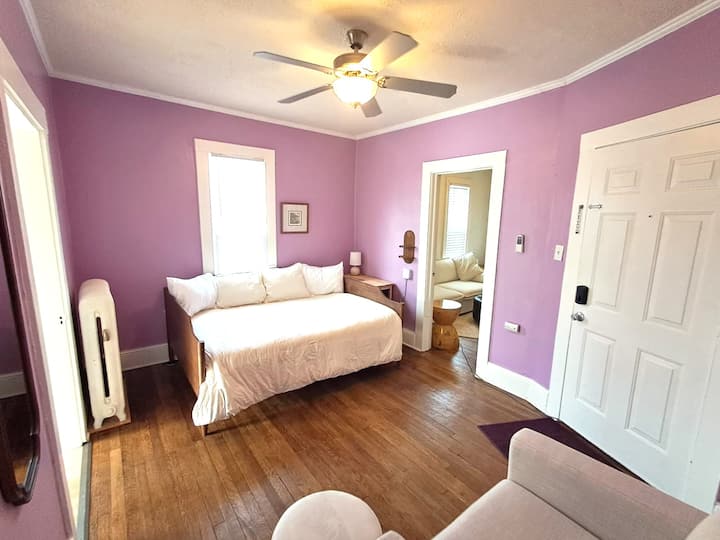 Windrose: Breezy Cozy Upstairs Nook Near Main - Iowa State University, Ames