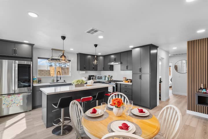 Stylish Family Home : Yard – Near Hb & Disneyland - Huntington Beach, CA