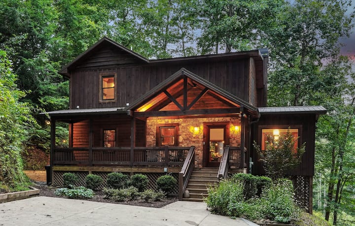 Riverfront Cabin-hot Tub-mini Golf-arcade-fire Pit - Ellijay