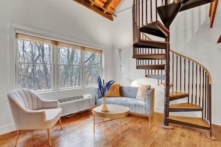 Lambertville Lovers’ Loft | Hot Tub Sauna Fire Pit - New Hope, PA