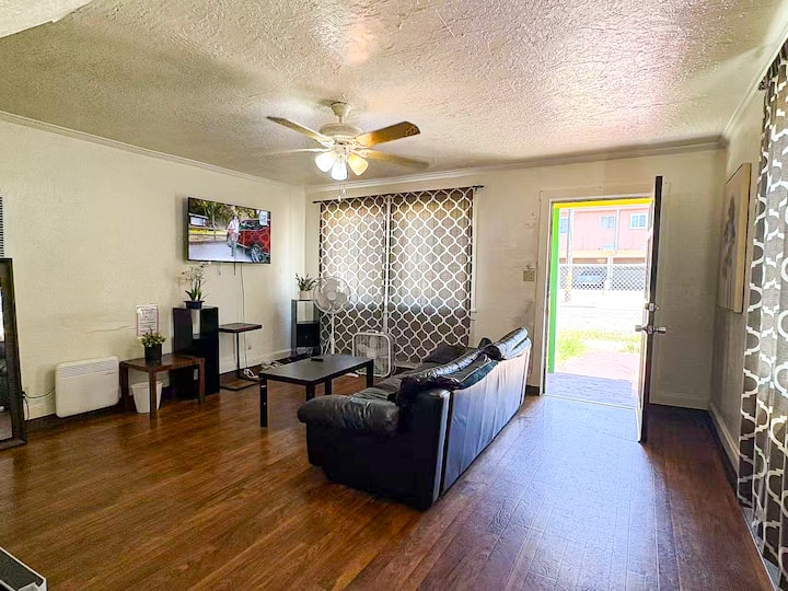 Entire 2br Home | Fast Wi-fi, Driveway, Near Bart - Oakland, CA